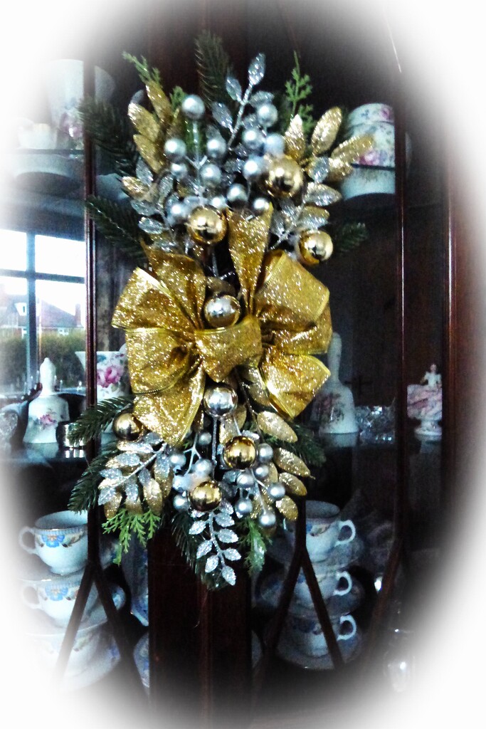 Golden bows by Beryl Lloyd · 365 Project